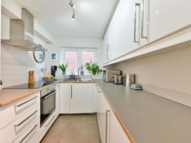 Worple Road, Wimbledon, London, SW19 2 bed flat to rent £4,500 pcm £1,038 pw