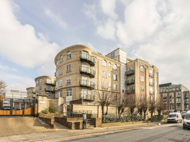 Worple Road, Wimbledon SW19, 2 bed flat to rent, £3,100 pcm | PrimeLocation