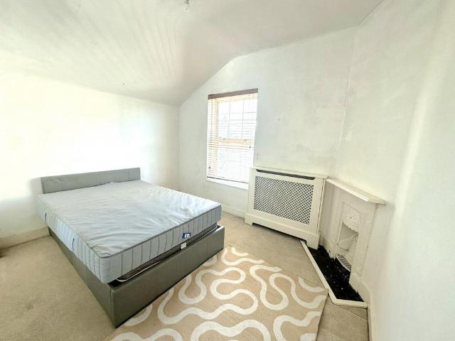 Worple Road, London, SW14 8 3 bed flat to rent £3,000 pcm £692 pw
