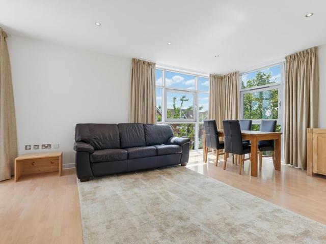 Worple Road, London SW19 2 bed apartment to rent £2,700 pcm £623 pw