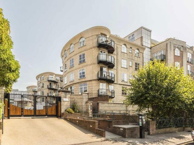 Worple Road, London SW19 2 bed flat to rent £3,300 pcm £762 pw