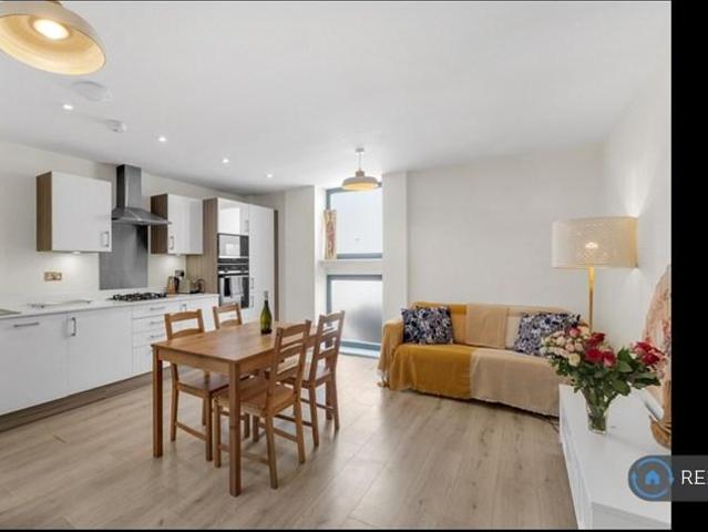 Worple Road, London, SW19 2 bed flat to rent £2,750 pcm £635 pw