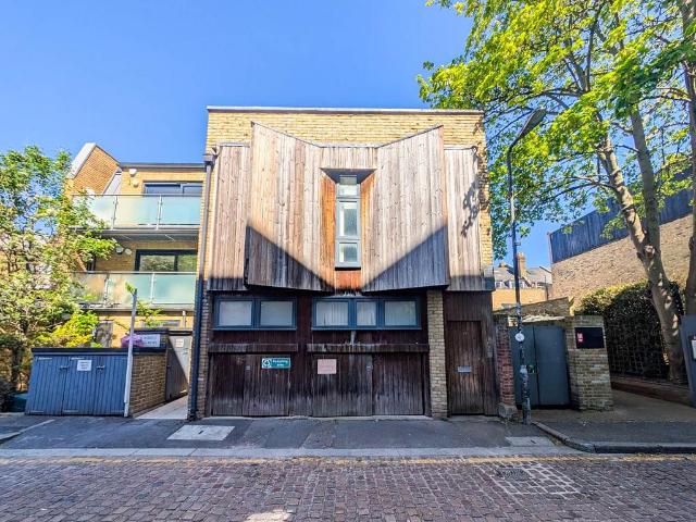Worple Road Mews, London 3 bed maisonette to rent £2,500 pcm £577 pw