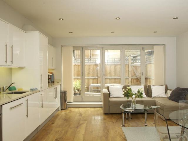 Worple Road Mews, WIMBLEDON SW19 2 bed flat to rent £2,200 pcm £508 pw