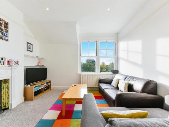 Worple Road, Raynes Park SW20 2 bed flat to rent £1,800 pcm £415 pw