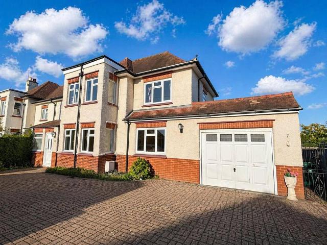 Worple Road, Staines upon Thames, TW18 4 bed semi detached house to rent £2,750 pcm £635 pw