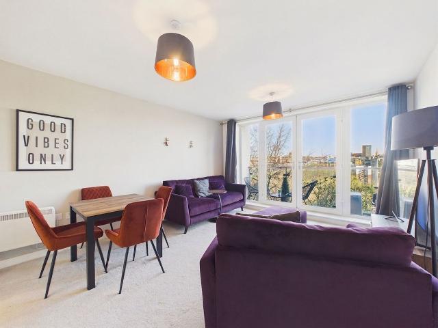Worsdell Drive, Gateshead NE8, 2 bed flat to rent, £1,250 pcm | PrimeLocation