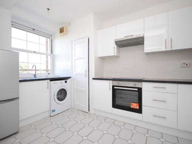 Worsopp Drive, Clapham SW4, 2 bed flat to rent, £2,200 pcm | PrimeLocation