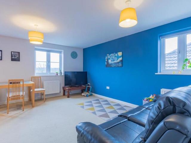 WOW! A fantastic two bedroom apartment just off the Portway that has allocated parking and an ensuite. Call NOW to book your viewing!
