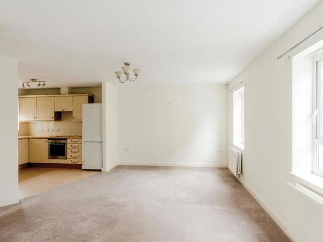 WOW! A simply stunning apartment located close to the Marina that offers super high spec interiors and a parking space too. Call NOW to book your viewing!