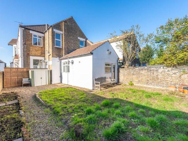 Wrottesley Road, Kensal Green. 2 bed flat to rent £3,034 pcm £700 pw