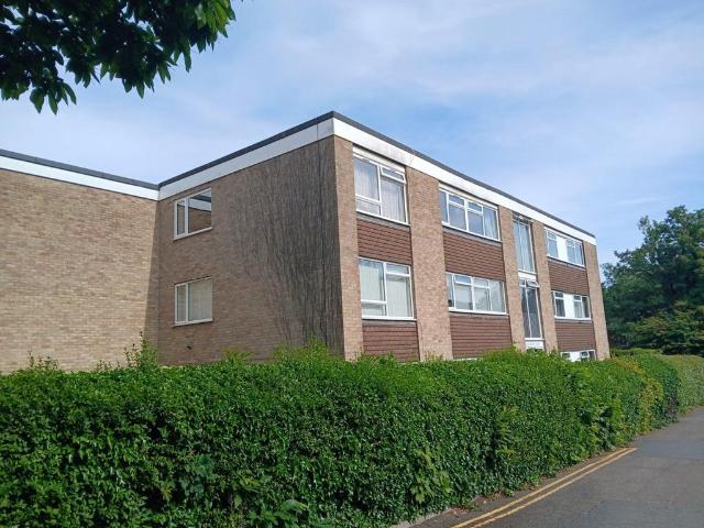 Wray Common Road, Reigate 2 bed flat to rent £1,450 pcm £335 pw