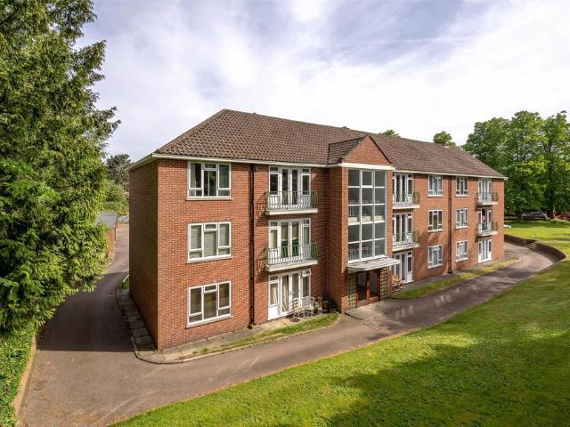 Wray Common Road, Reigate, Surrey, RH2 2 bed apartment to rent £1,600 pcm £369 pw