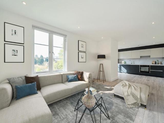 Wray Park Road Reigate RH2 2 bed flat to rent £2,500 pcm £577 pw