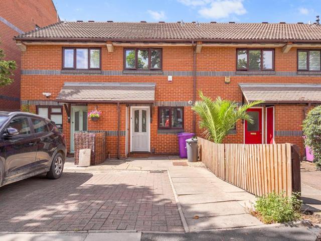 Wrexham Road, London, E3 2 bed terraced house to rent £2,450 pcm £565 pw