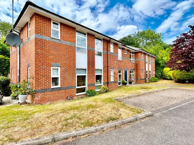 Wrecclesham, Farnham GU10, 2 bed flat to rent, £1,500 pcm | PrimeLocation
