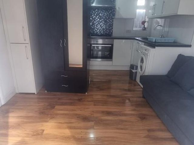 Wren Avenue, Southall UB2, 1 bed flat to rent, £1,300 pcm | PrimeLocation