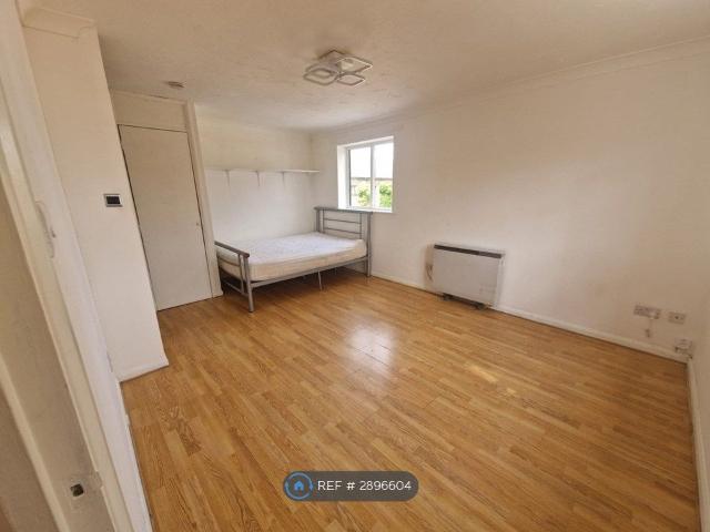 Wren Court, Egham TW20, Studio to rent, £1,200 pcm | PrimeLocation