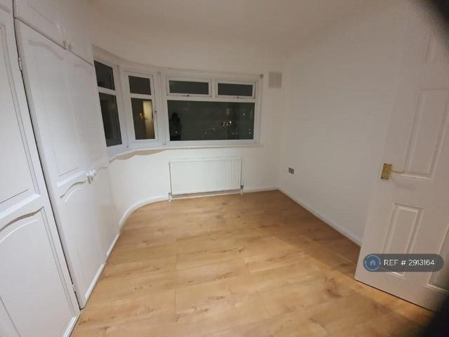 Wrythe Lane, Carshalton, SM5 2 bed maisonette to rent £1,550 pcm £358 pw
