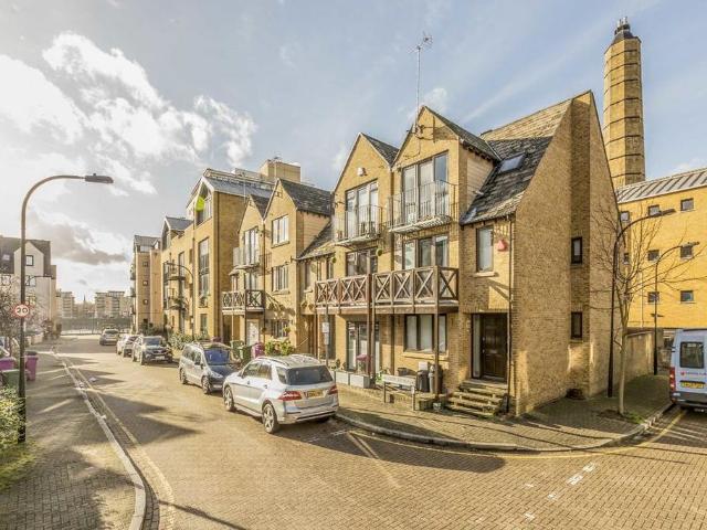Wynan Road, London E14 4 bed flat to rent £3,700 pcm £854 pw