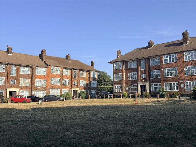Wynash Gardens, Carshalton SM5, 2 bed flat to rent, £1,600 pcm | PrimeLocation