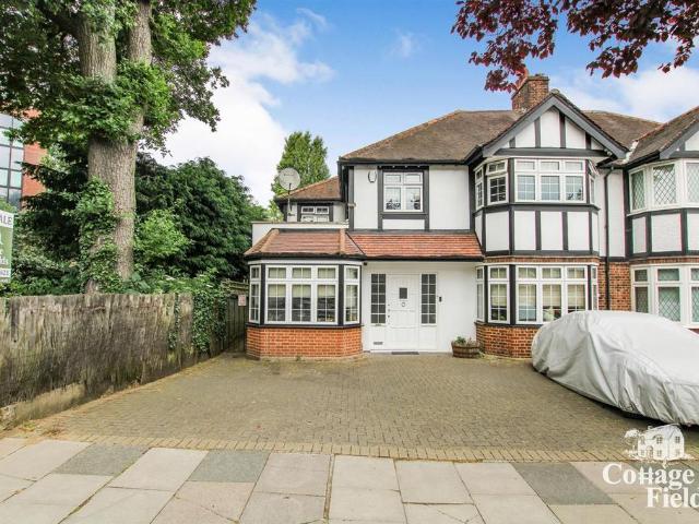 Wynchgate, London, N14 5 bed house to rent £5,000 pcm £1,154 pw