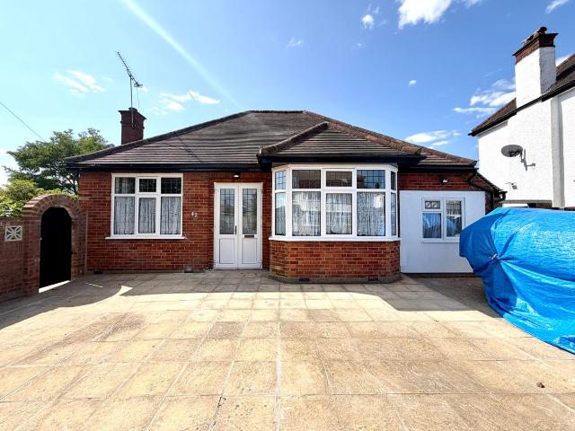 Wyndale Avenue, London NW9, 3 bed bungalow to rent, £2,495 pcm | PrimeLocation
