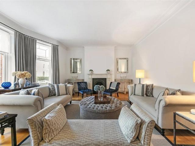 Wynnstay Gardens, London, W8 3 bed apartment to rent £8,004 pcm £1,847 pw