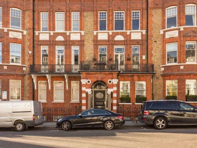 Wynnstay Gardens W8 3 bed flat to rent £6,717 pcm £1,550 pw