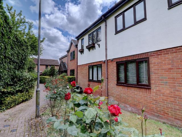 High Wycombe, Buckinghamshire HP13, 1 bed maisonette to rent, £1,100 pcm | PrimeLocation