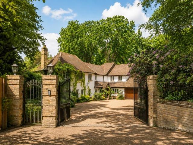 Wych Hill Woking GU22 5 bed detached house to rent £5,250 pcm £1,212 pw
