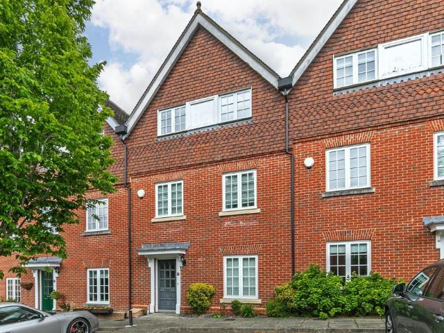 Wychwood Place, Winchester, SO22 4 bed house to rent £2,750 pcm £635 pw