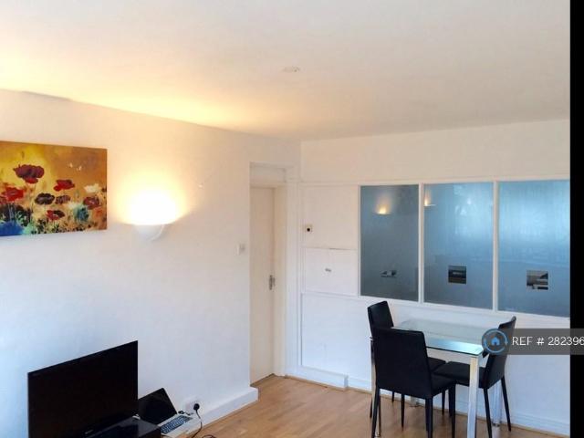 Wyclif Court, London, EC1V 2 bed flat to rent £2,650 pcm £612 pw