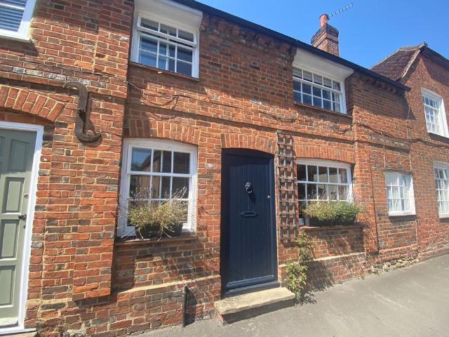 Wycombe End, Beaconsfield, HP9 2 bed cottage to rent £1,495 pcm £345 pw