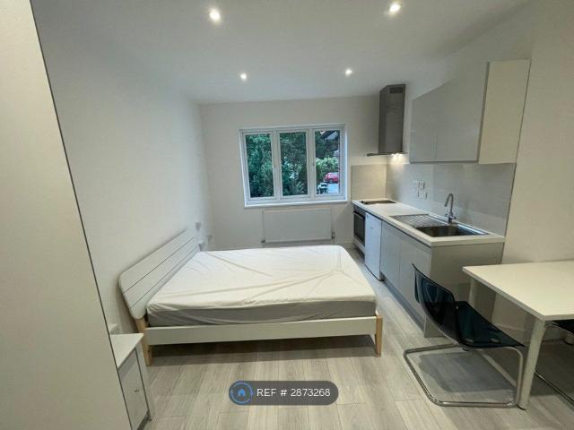 Wycombe Gardens, London NW11, Studio to rent, £1,250 pcm | PrimeLocation