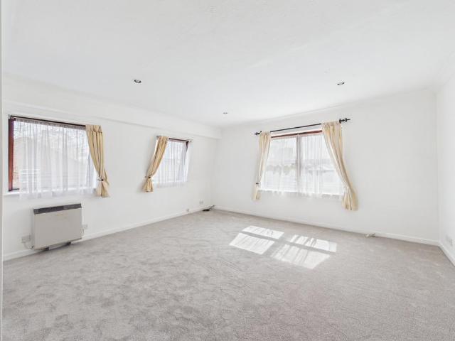 Wycombe Road, Stokenchurch. 1 bed apartment to rent £1,195 pcm £276 pw