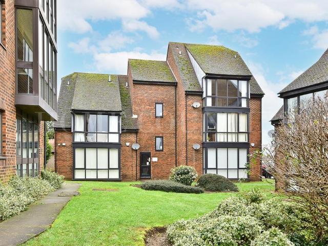Wyllyotts Close, Potters Bar, EN6 2 bed apartment to rent £1,700 pcm £392 pw