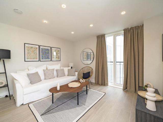 Wyvil Road, Nine Elms, London, SW8 1 bed flat to rent £2,817 pcm £650 pw
