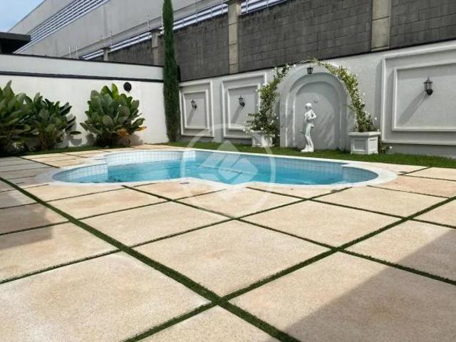 🏡  Casa Moderna com 3 Suítes e Piscina no Condomínio Parque das Camélias – Medeiros | Jundiaí