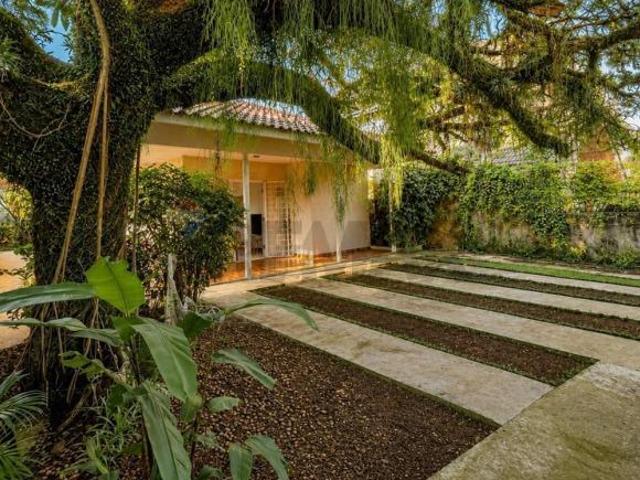 🏡  CASA NO CENTRO DE PERUÍBE – EXCELENTE LOCALIZAÇÃO
