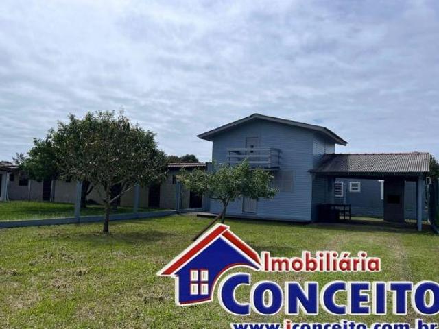 XC555 Residência de madeira localizada no balneário Albatroz
