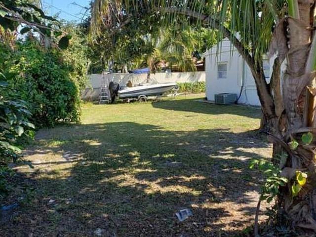 XL Room Large House Large Yard women