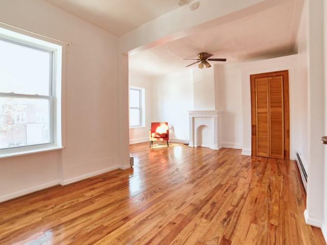 XL room w. Exposed Bricks + View to sunny backyard