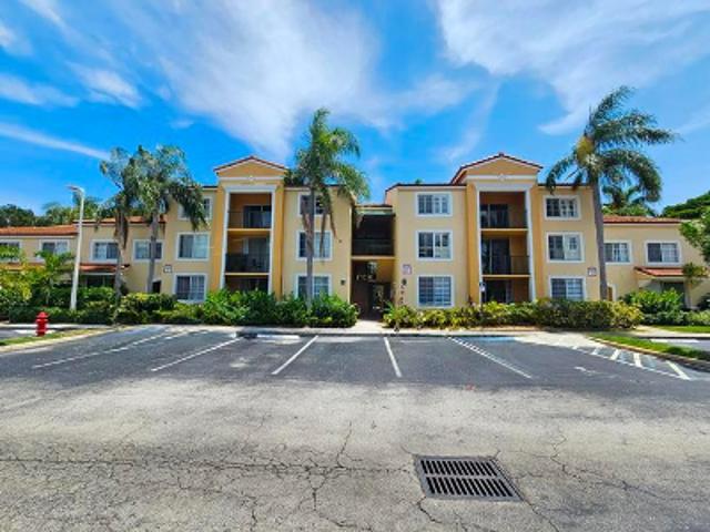 Yacht Club Way Apt 305