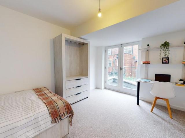 Yalta Court, Leeds LS2 4 bed flat to rent £2,687 pcm £620 pw