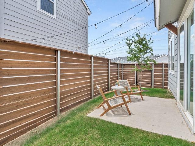 YardHomes® Parkside 2 Bedroom Apartment for Rent at 2850 N Bonnie Brae St, Denton, TX 76207