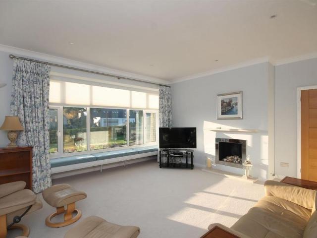 YARM WAY, LEATHERHEAD, KT222 4 bed detached bungalow to rent £3,500 pcm £808 pw