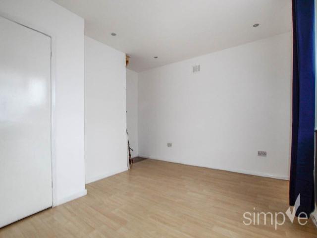 Yeading Court, Masefield Lane, Hayes UB4, 1 bed flat to rent, £1,350 pcm | PrimeLocation