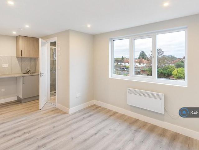 Yeading Lane, Hayes, UB4 Studio to rent £1,025 pcm £237 pw