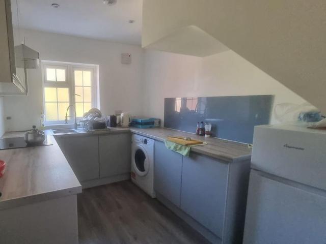 Yeading Lane, Northolt, UB5 6lx 3 bed duplex to rent £2,100 pcm £485 pw